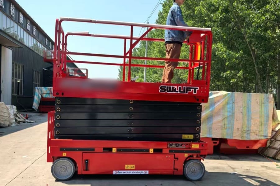 Fallstudie: Elektrische Scherenarbeitsbühne mit 8-Meter-Schmalplattform ...